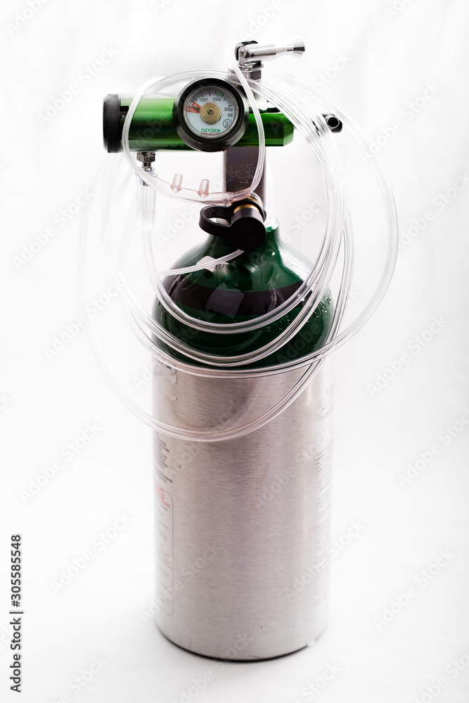 Stockfoto Oxygen cylinder with regulator and cannula attached | Adobe Stock