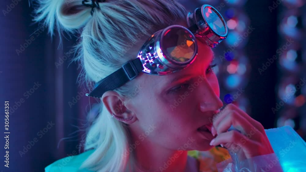 Vídeo do Stock: 20s Cute Girl Chew Bubble Gum. Portrait of Young Sexy ...