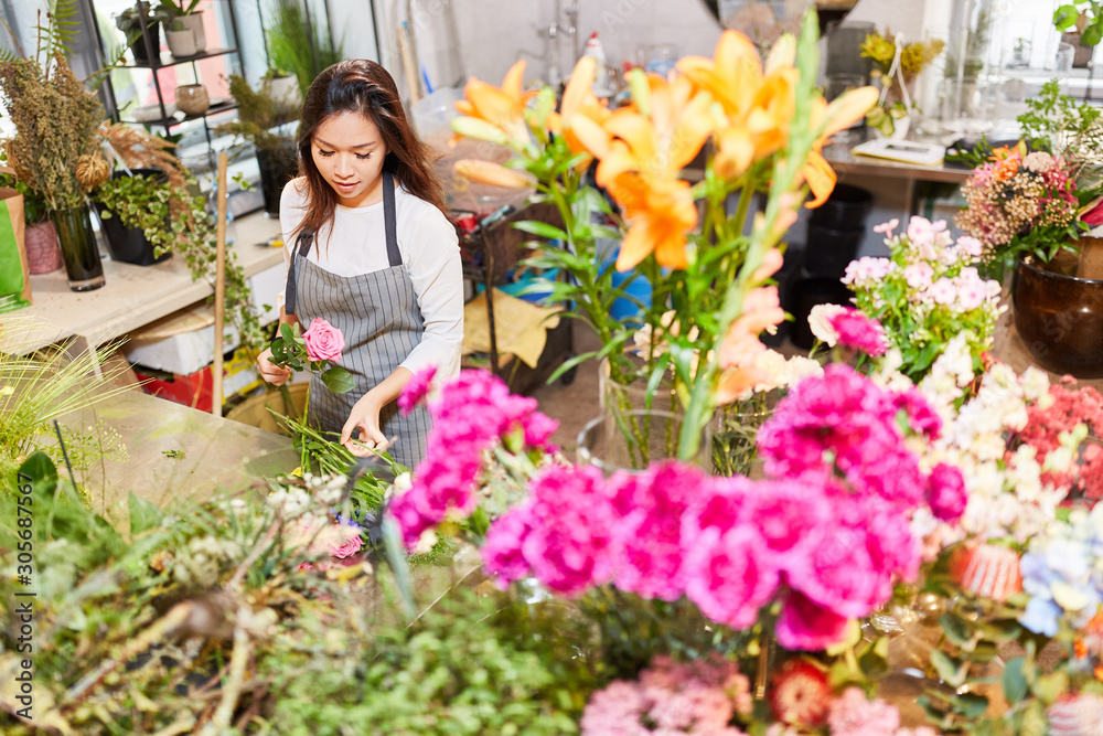Floristin in Ausbildung beim Blumen binden Stock Photo | Adobe Stock