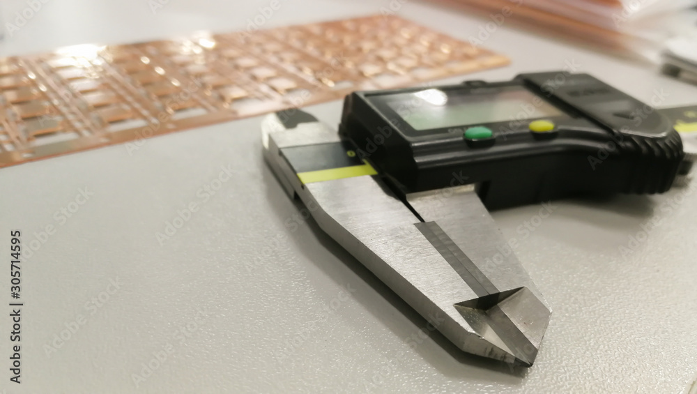 Engineering drawing and digital vernier calipers ,Measuring the ...