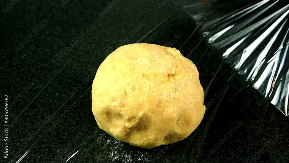 Vidéo Stock Wrap dough ball in plastic film to chill in refrigerator ...