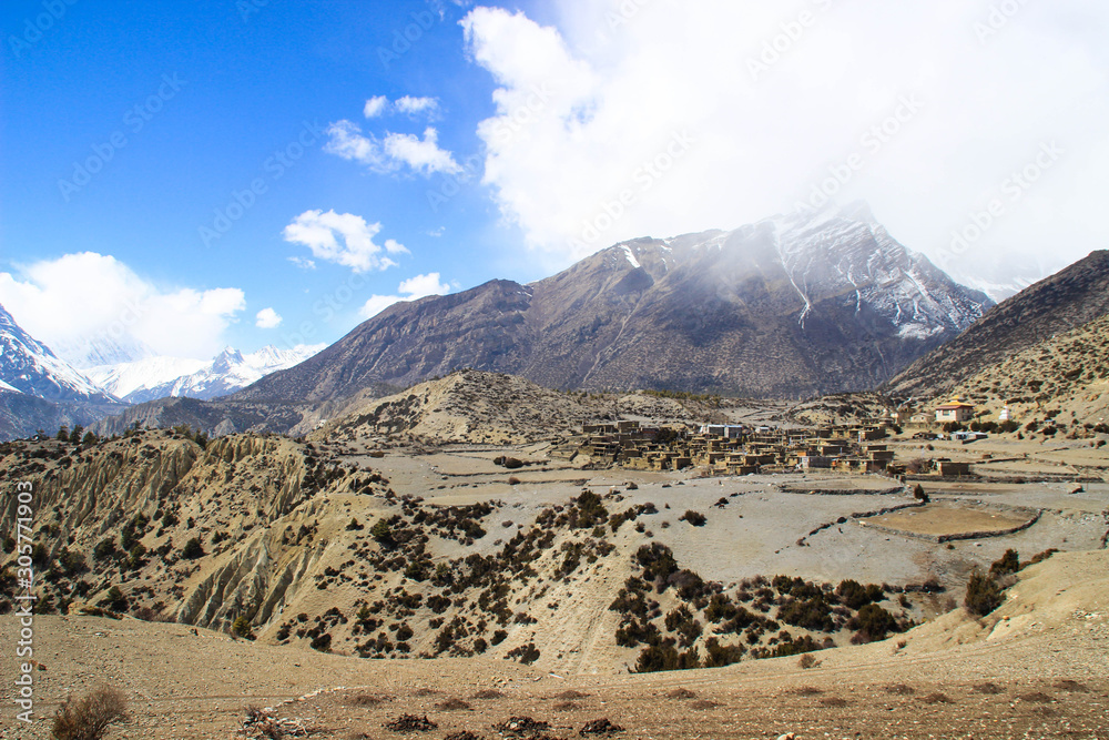 Foto de Beautiful nature views of the Himalayas mountains in Nepal. The ...