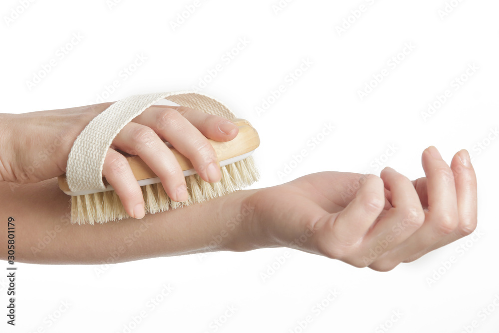 Dry body brush, Woman dry brushing body to reduce cellulite, detoxify ...