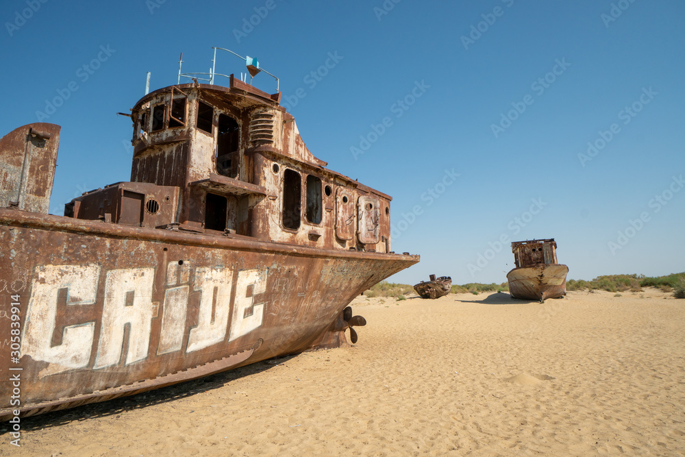 Rusty ship wreck in the deserted Aral Sea near Muynak en Uzbekistan ...