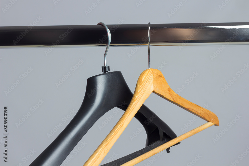 Perchas de la ropa colgadas de un perchero. Percha de plástico y percha ...