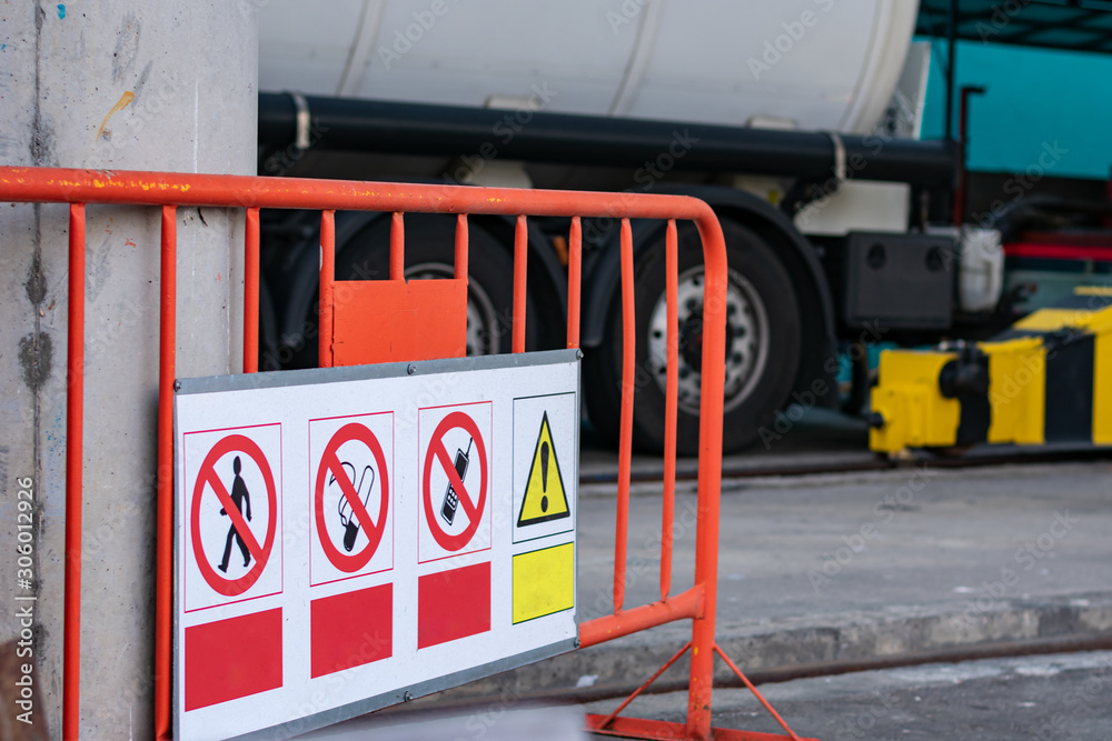 Señales De Peligro Y Advertencia En La Zona De Seguridad De La Descarga