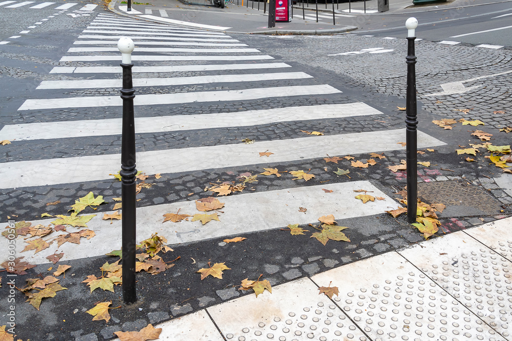 Passage piétons avec protection par plot en acier et lignes pour ...