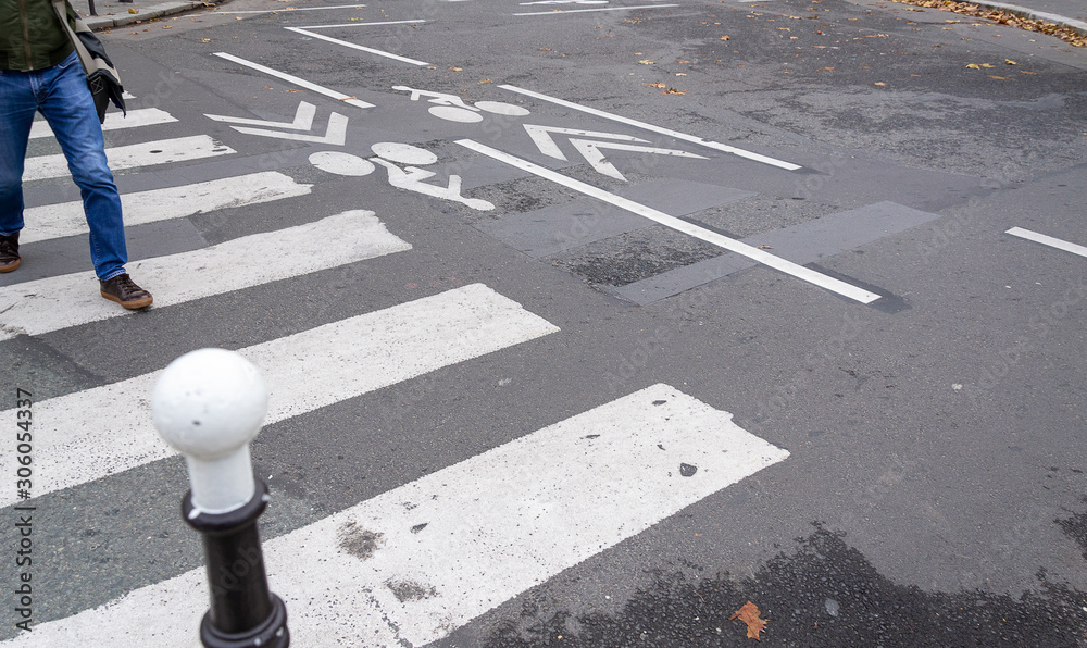 Marquage de zone cyclable sur route avec passage piéton Stock Photo ...