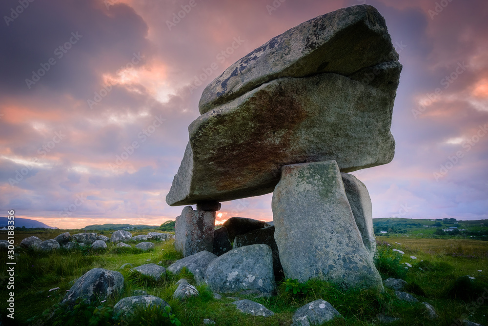 Foto Stock Kilclooney More dolmen at sunset | Adobe Stock