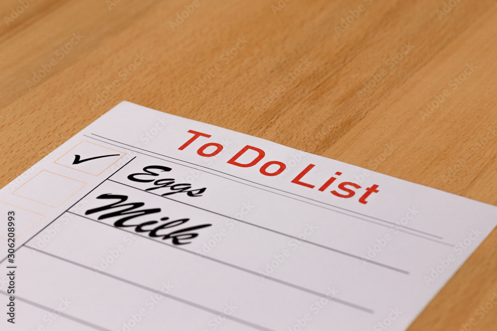 Foto de Eine klassische Liste für den Einkauf. Eine To Do Liste steht ...