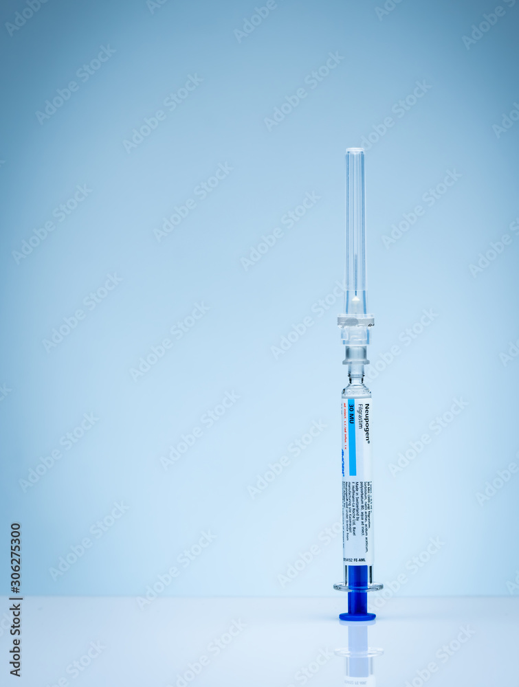 Foto de CHONBURI, THAILAND-JANUARY 3, 2019 : Neupogen injection ...