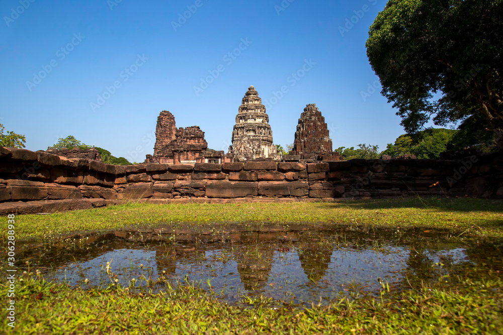 The Phimai castle historical park is the largest ancient Khmer temples ...