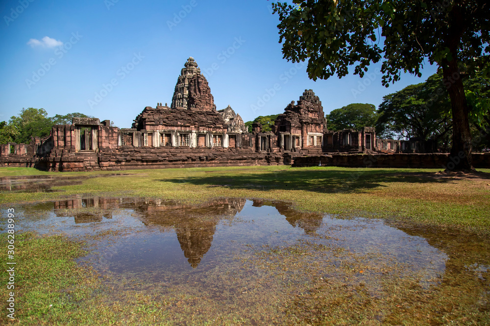 The Phimai castle historical park is the largest ancient Khmer temples ...
