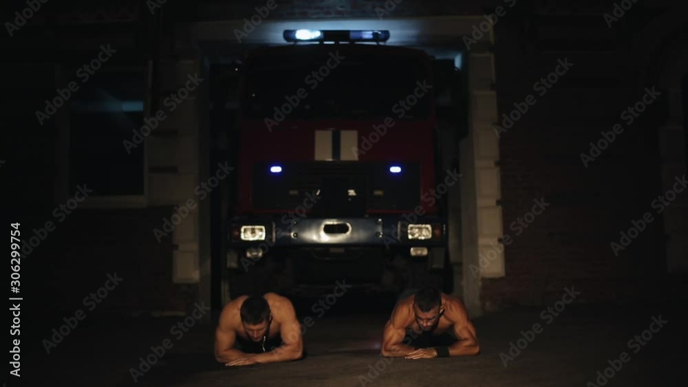 Vídeo do Stock: Two muscular shirtless sportsmen doing extreme push-ups ...