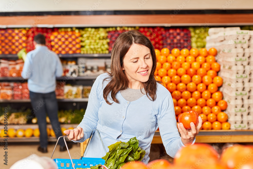 Junge Frau als Kundin beim Tomaten einkaufen Stock Photo | Adobe Stock