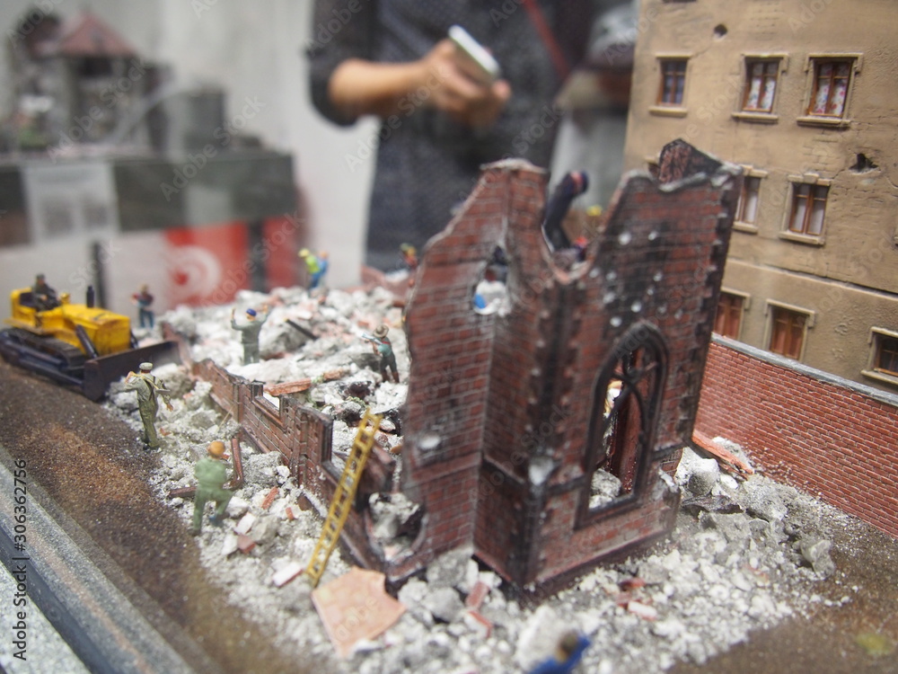 Miniature works that represent history, Collapsed building and workers ...