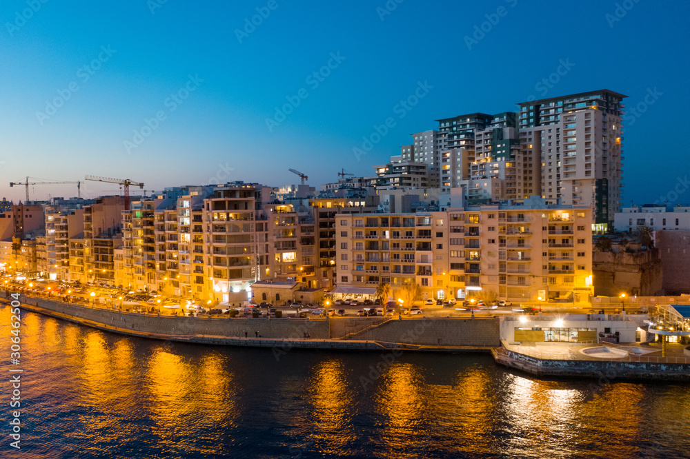 Foto de Waterfront Sliema city on the evening, dusk. Aerial view. The ...