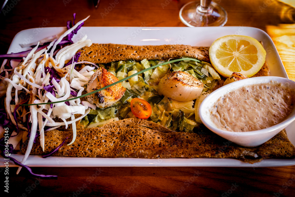 Foto de Traditional Galette bretonne with scallops from Brittany ...