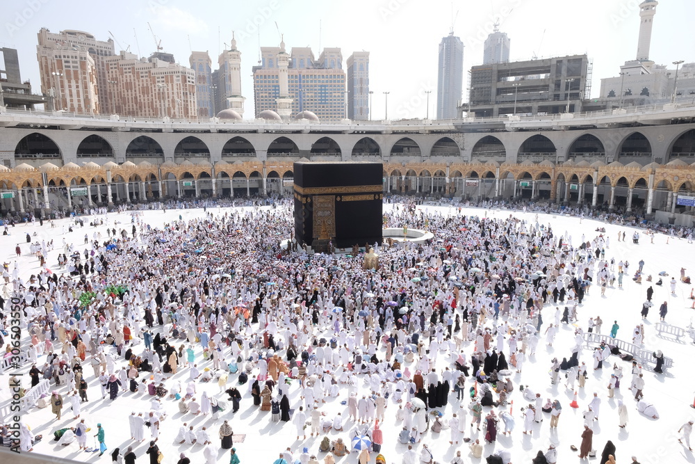 Fotografía Muslim Pilgrims at The Kaaba in The Haram Mosque of Mecca ...
