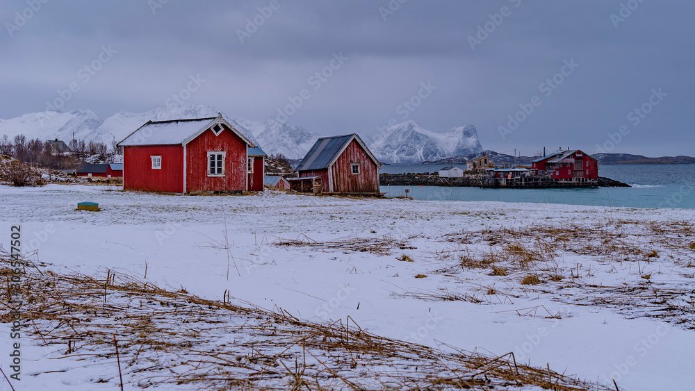 maisons rouges au bord de l mer gelée en Norvège sans soleil ciel ...