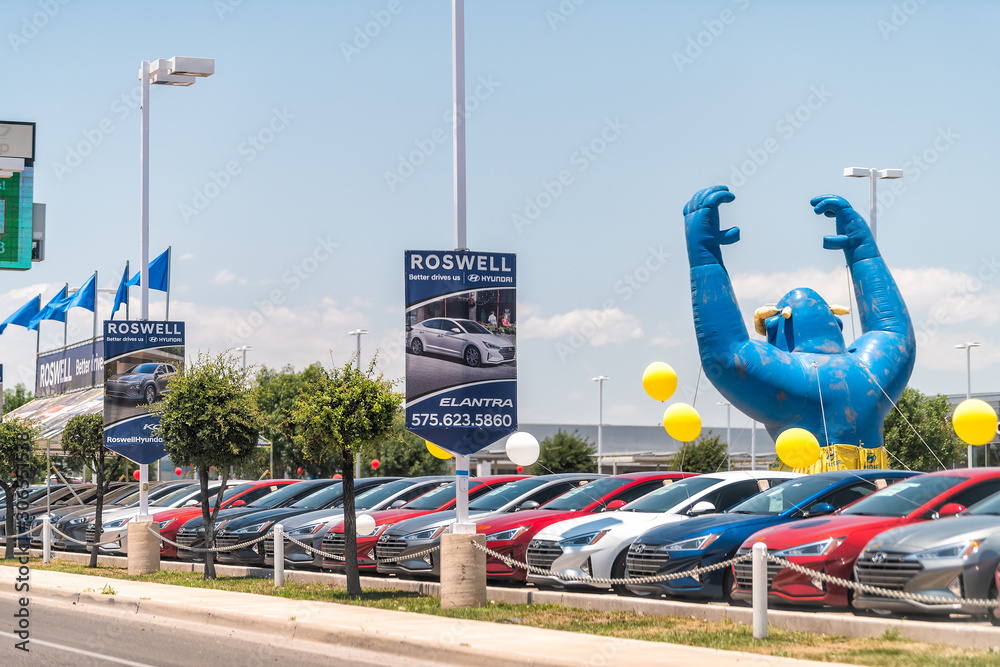 Foto de Roswell, USA - June 8, 2019: Street road sign for Elantra car ...