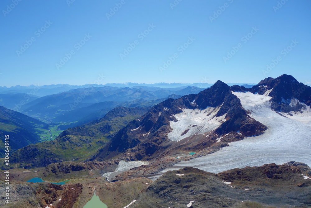 Foto de Hiking trail leading from Ridnaun Valley to the top of Wilder ...