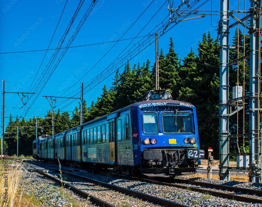 Foto de un train bleu de transport de marchandise a haut risque qui ...
