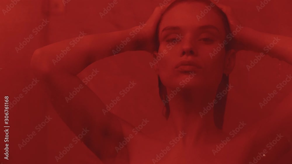 Close Up Of Sexy Girl Taking Shower At Bathroom Woman Washing Hair In Bath Vídeo Do Stock