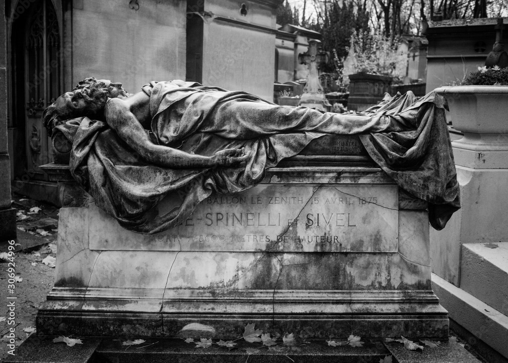Foto de Paris, France - November 18, 2019: Graves and crypts in Pere ...