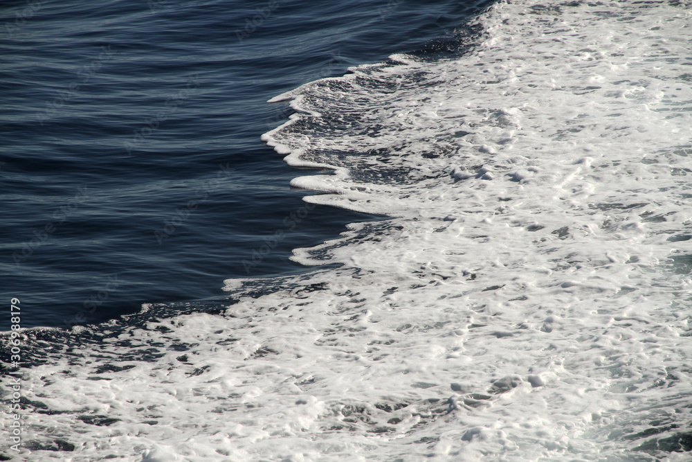 Foto de Weisser Schaum und Wellen auf der Wasseroberfläche im Meer ...