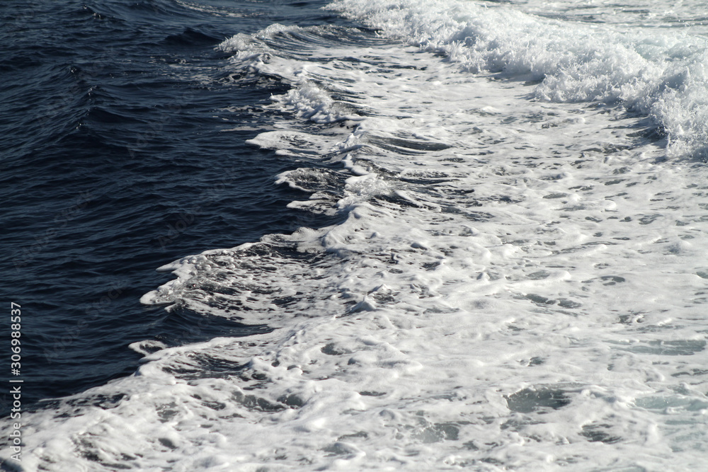 Foto de Weisser Schaum und Wellen auf der Wasseroberfläche im Meer ...
