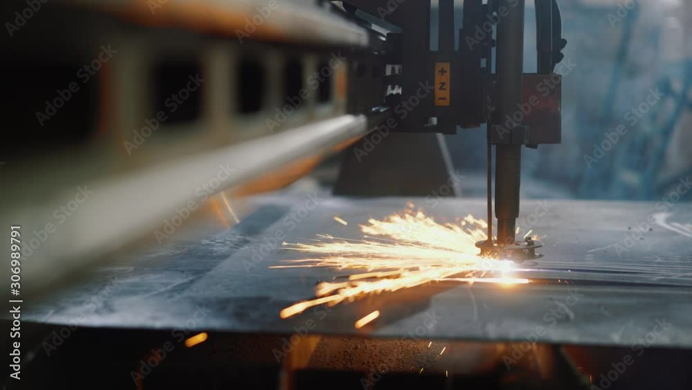 Vidéo Stock Automated plasma cutting of metal sheet on a modern laser ...