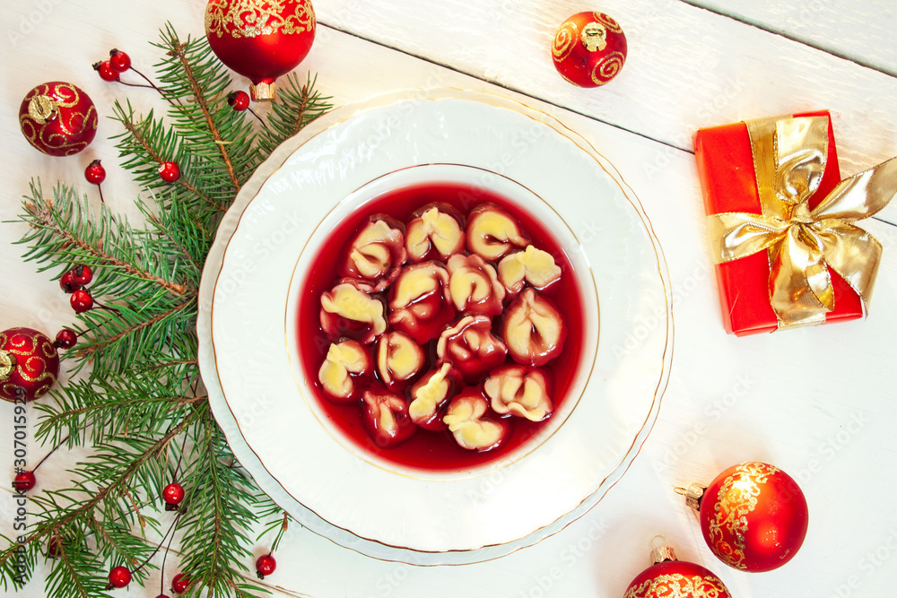 Tradycyjna polska potrawa wigilijna - czerwony barszcz z uszkami, w tle ...