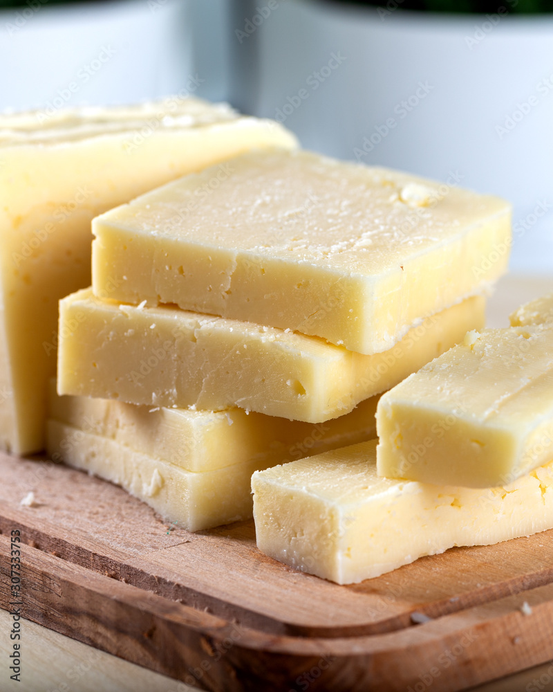 Foto de Sliced Tulum Cheese (Turkish: tulum peyniri) is a traditional ...