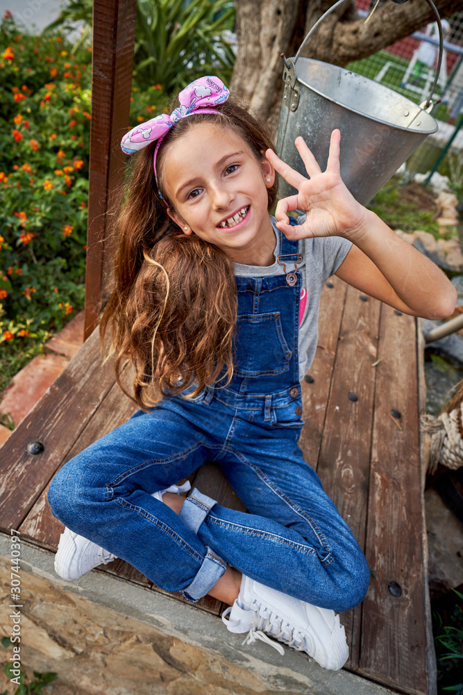 Foto de Pretty baffled teenage girl with puberty mood swings do Stock ...