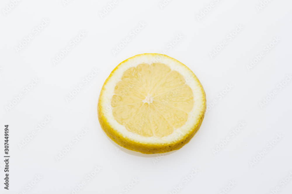 La fruta de la naranja y del limón son cítricos llenos de vitamina C ...