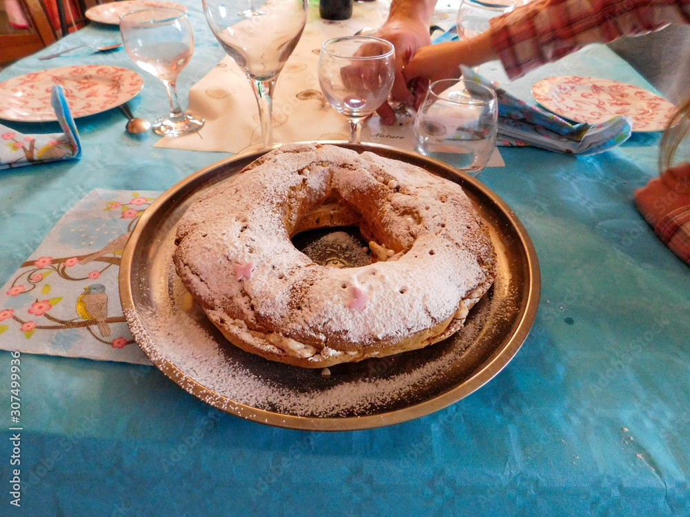 gâteau rond paris Brest saupoudré de sucre glace sur table avec deux ...
