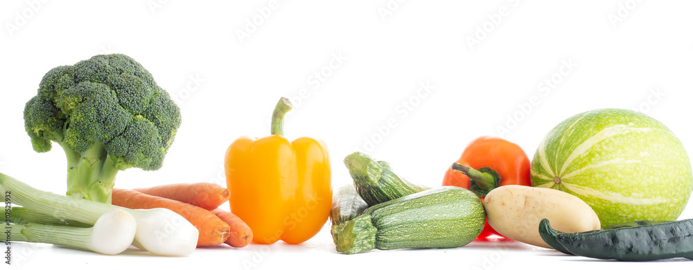 Grupo de verduras de diferentes tipos y colores sobre fondo blanco ...