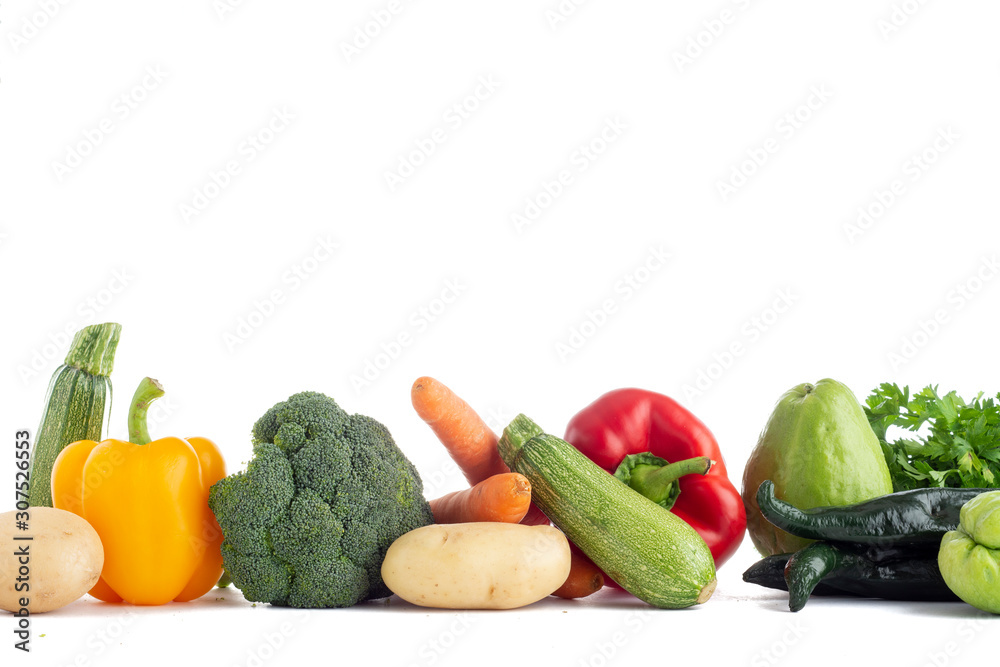 Grupo de verduras de diferentes tipos y colores sobre fondo blanco ...