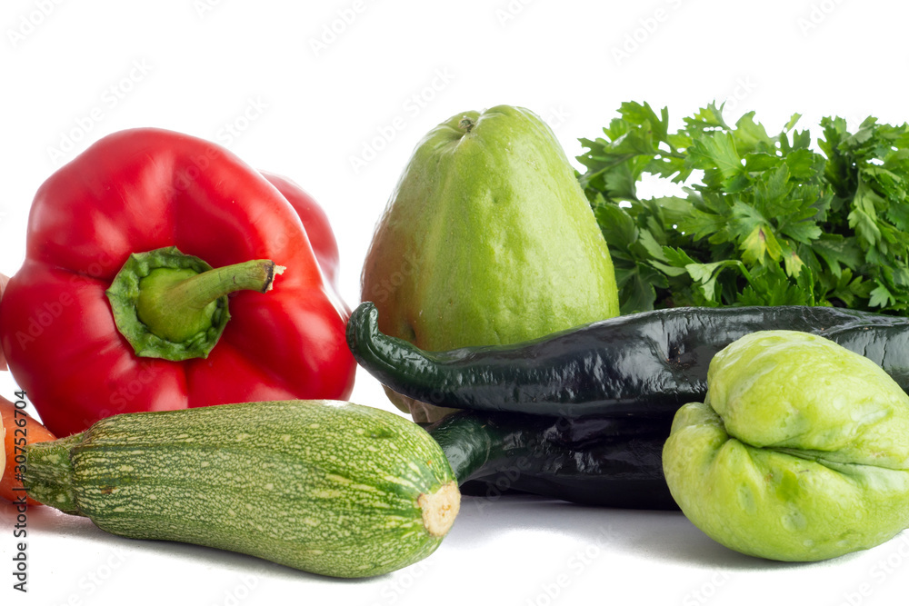 Grupo de verduras de diferentes tipos y colores sobre fondo blanco ...