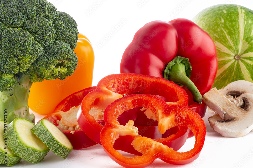 Verduras de diferentes tipos y colores sobre fondo blanco Stock Photo ...