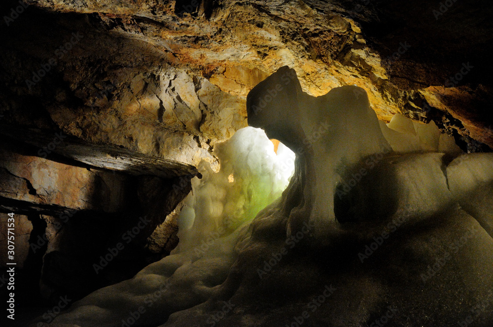 Foto de Inside the cave. Lighted section of the wall in the cave ...