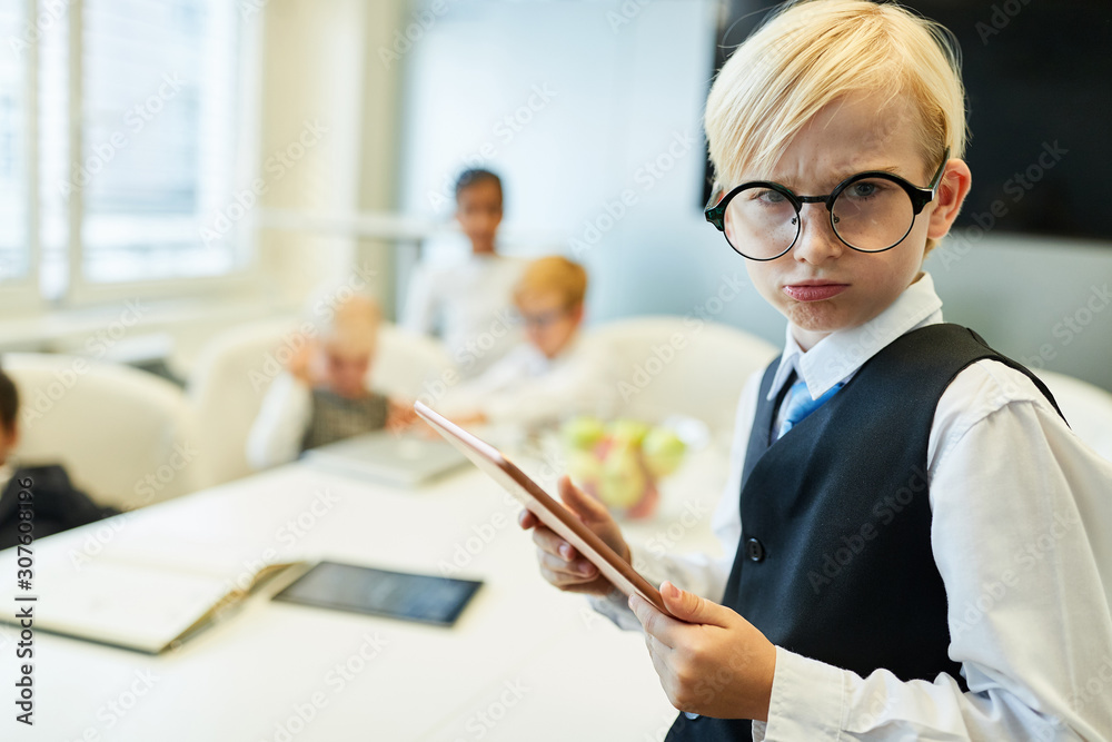 Junge Geschäftsführer blickt skeptisch im Meeting Stock Photo | Adobe Stock