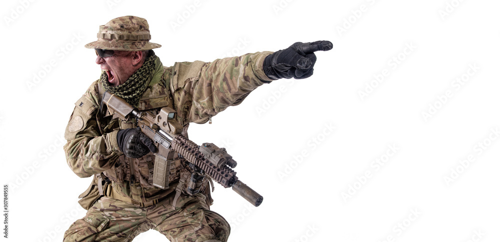 Foto de Army military soldier screaming, pointing attack direction do ...