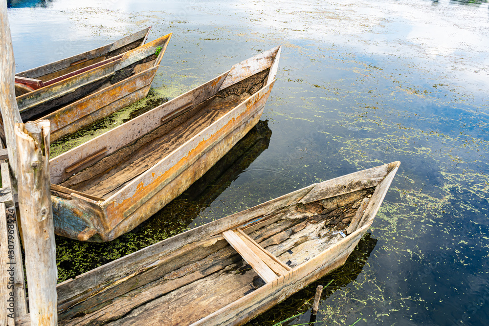 Hay tres cayucos o botes de madera típicos de Guatemala. foto de Stock ...