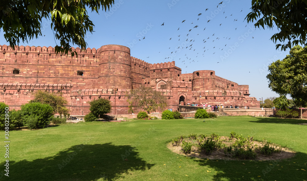 Foto de A view of the ancient Agra Fort built with red sandstone from ...