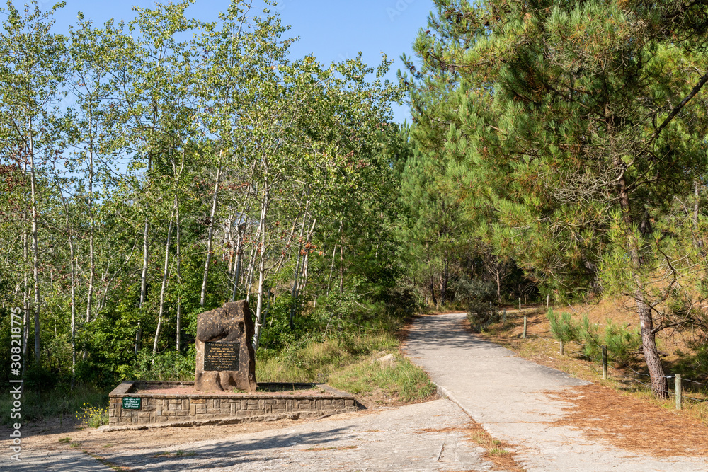 Stèle en mémoire des déportés qui ont construit le "Chemin des Juifs ...