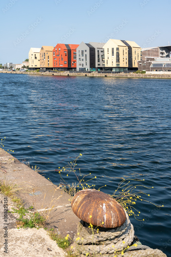 Bâtiments modernes et colorés sur le Quai Freycinet à Dunkerque Stock ...