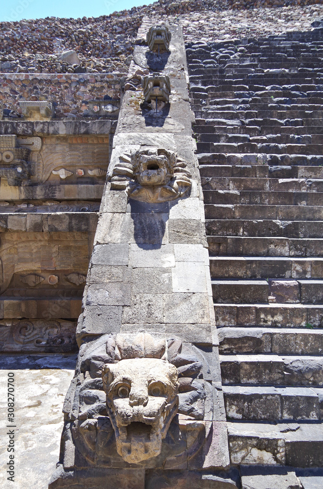 Foto de View of the ancient Aztec city ruins of the pyramids of ...