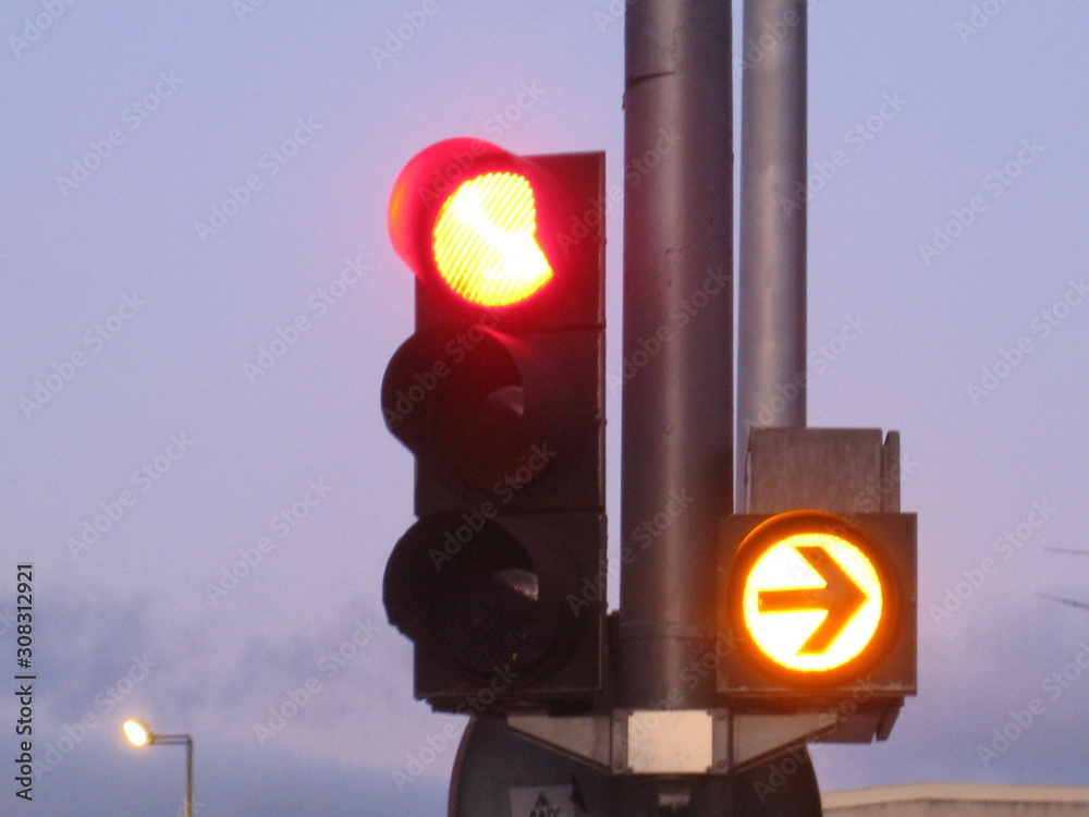 Semáforo con luz encendida en rojo y señalización lateral con flecha ...